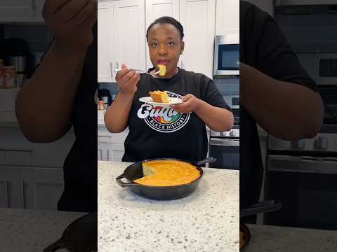 Cast iron cornbread? Who’s this grown woman in my kitchen?! 😩✨ Honey, buttermilk.