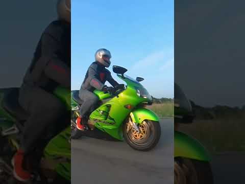 Kawasaki Ninja ZX-12R vs BMW S1000RR Camera Bike