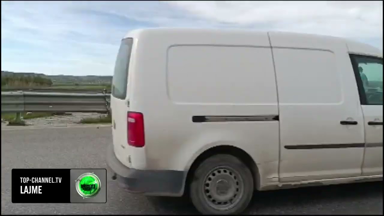 Top Channel/ Makina çan barrierat e rrugës dhe fluturon në kanal ... Top Channel/ Makina çan barrierat e rrugës dhe fluturon në kanal ...