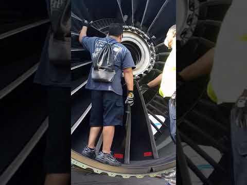 #Boeing777 / Boeing 777 -200ER fan blade removal