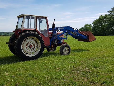 INTERNATIONAL 674 TRACTOR WITH TANCO 978 FRONT POWER LOADER, 4900 HOURS