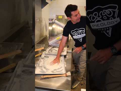 This is How i Teach a Pizza Chain to Stretch a Neapolitan Way #shorts