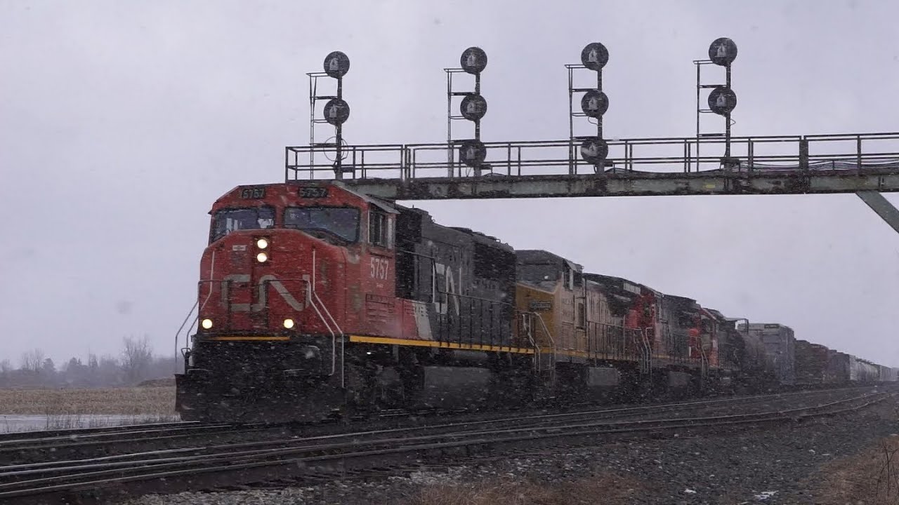 CN M385 - CN 5757 West at Paris West (March 16 2019)