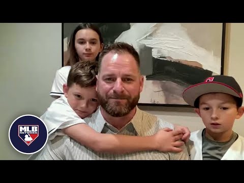 Stephen Vogt accepts Manager of the Year Award surrounded by family