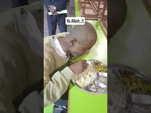 Perhatikan tangannya, makanan terakhir