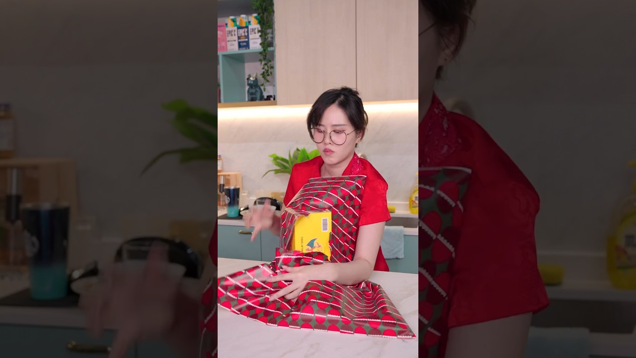 I can’t beat Asian Mums in Gift Wrapping 💀💀 // ib: @_giovannipaolo