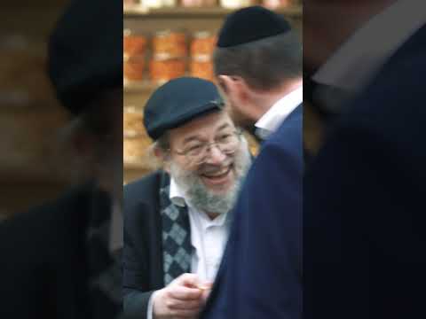 Jewish Rabbi Gives Chanukah Gelt to Strangers! #chanukah #JewishTradition #JewishCulture #jewish