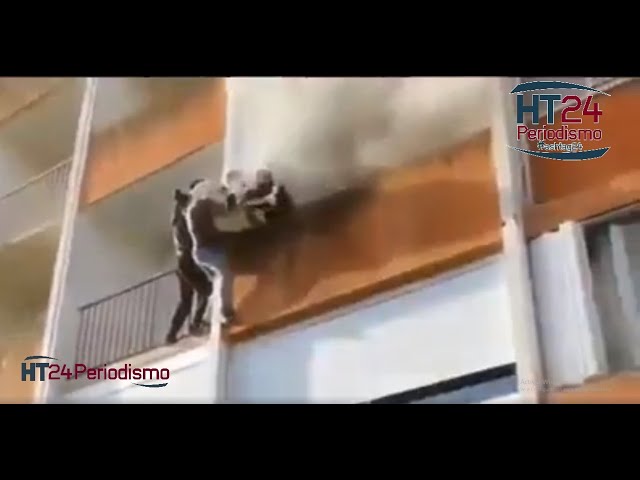 Jóvenes sin equipo de rescate salvan a 'abuelito' de edificio en llamas