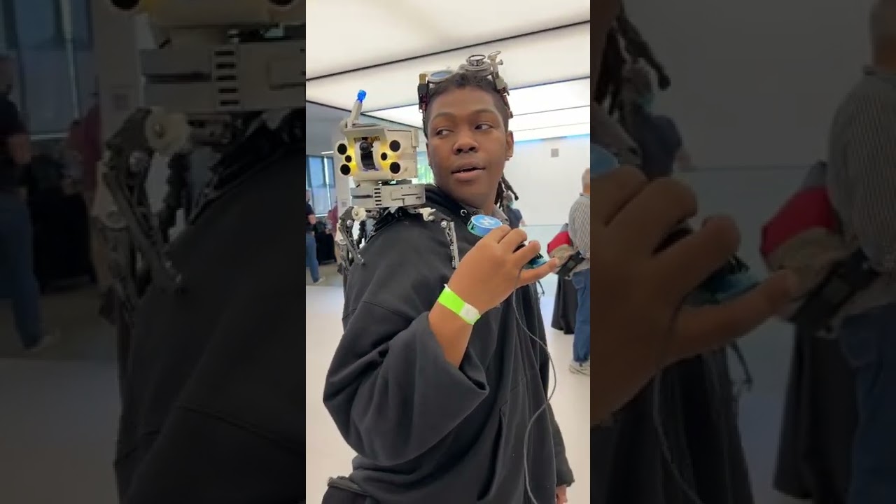 Odd Jayy shows off his Frr robot and Magpie goggles at Hackaday Supercon 2022