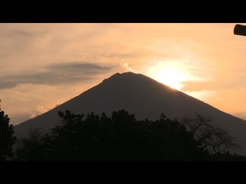 Hindu prayers to calm Bali's Mount Agung volcano