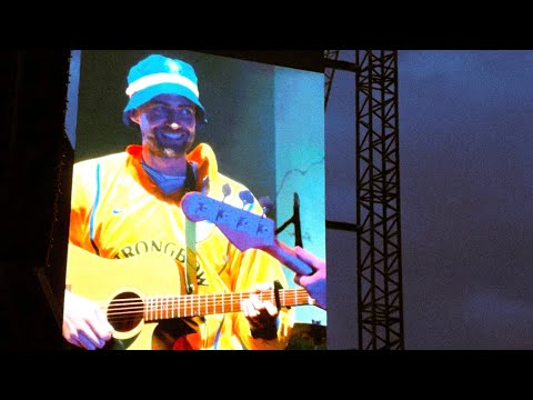 Patrick Bamford plays I Predict a Riot with Kaiser Chiefs 🎸