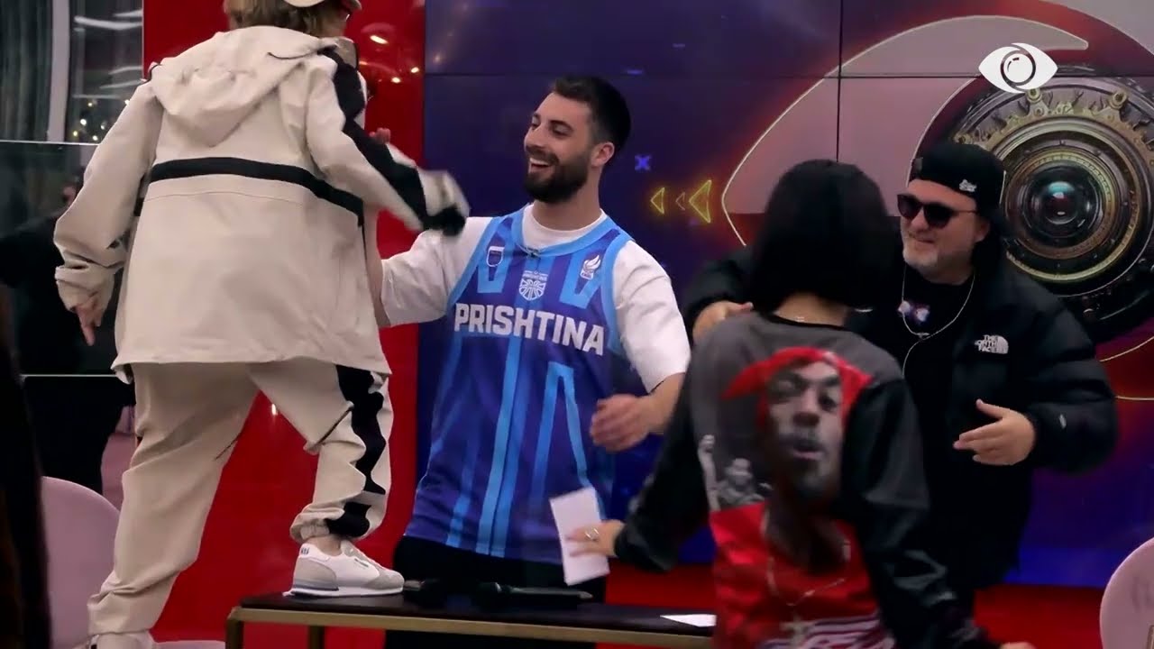 Roza, Liami, Juli dhe Egla ‘ndezin’ skenën, grupi “Dekoll” performon ...