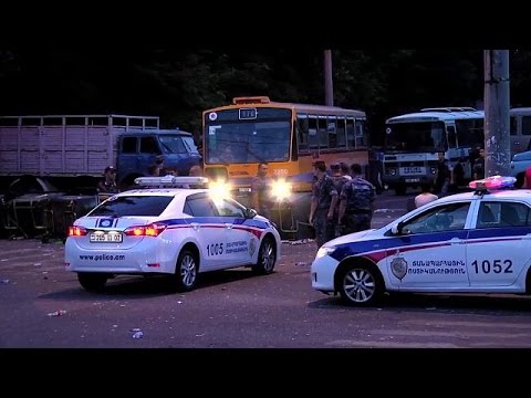 Armenia: scores of arrests at Yerevan police station protest