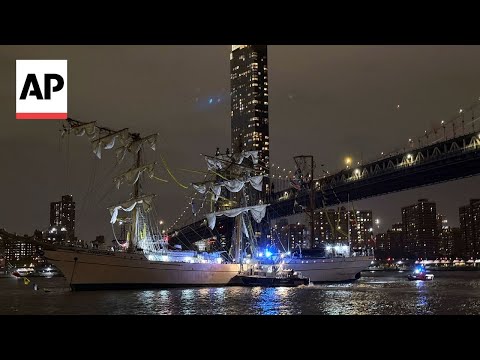 Mexican navy sailing ship strikes Brooklyn Bridge, fatally injuring 2 crew members