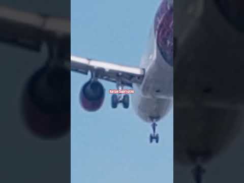 Pesawat BATIK AIR Airbus 320-214 PK-LZH Dari SURABAYA Landing Di Halim Perdanakusuma Jakarta