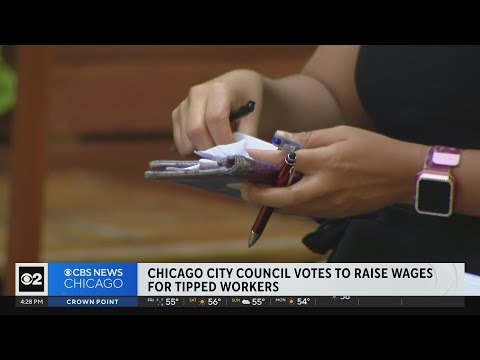 Chicago City Council votes to raise wages for tipped workers