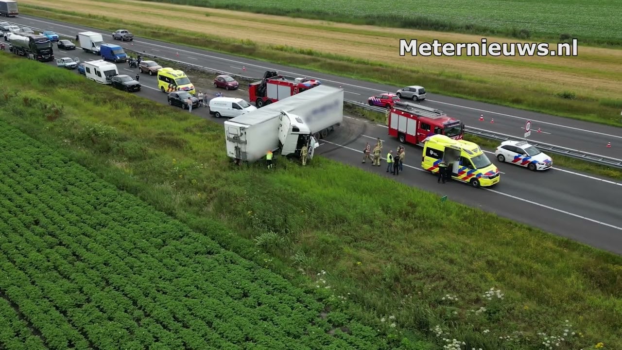Bestuurster gewond na ongeval met vrachtwagen A37 Nieuw Amsterdam(Video)
