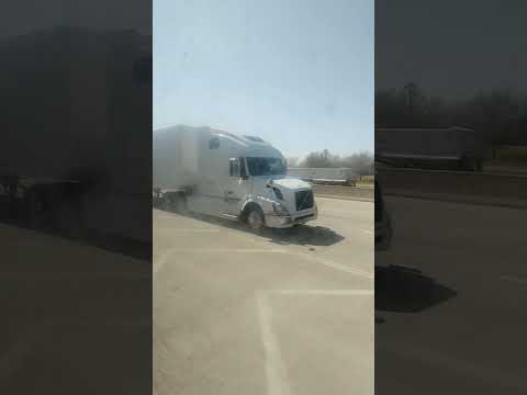 Volvo vn series pulling a dry van in Tulsa ok #volvotrucks #trucker
