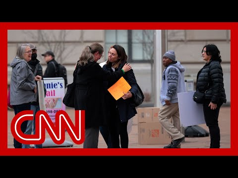 Federal workers given 15 minutes to pack up, leave office