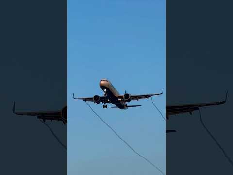 JetBlue A321LR drawling lines in the sky on approach to land