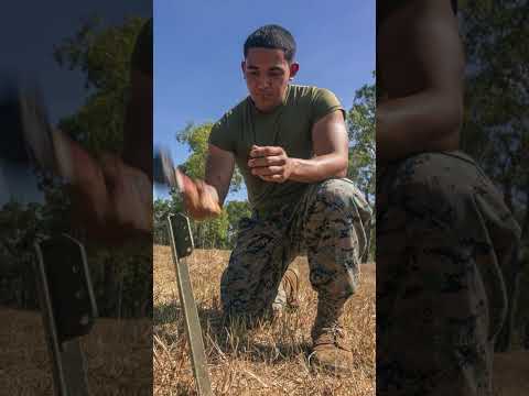 USMC: Marines Learn about Clock Mast HF Antennas.