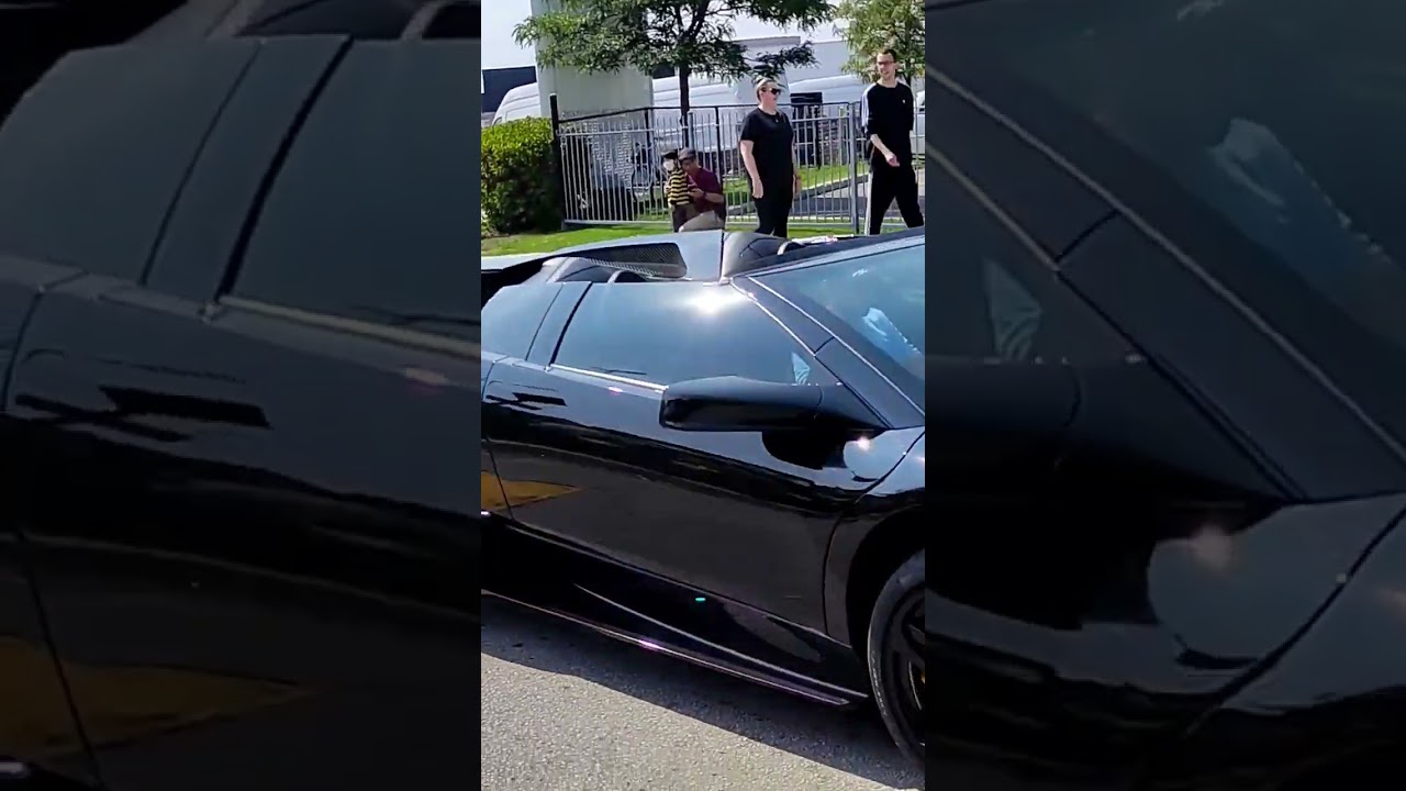 The black mamba, Lamborghini Murcielago V12 drawing crowds!