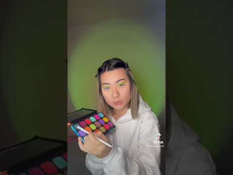 Euphoria make up looks like Ukrainian flag🙃