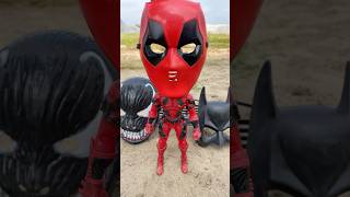 Deadpool vs Wolverine Chooses Mask - Marvel Toys