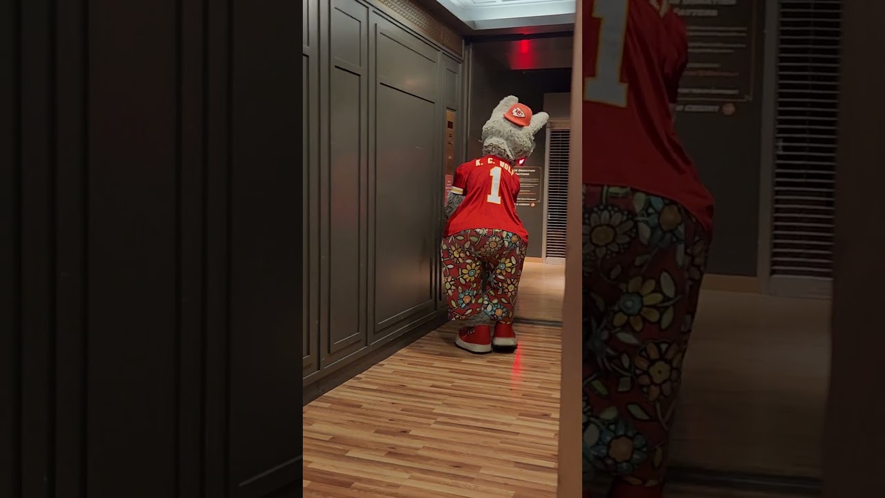 Chiefs Mascot KC Wolf Twerking in giant elevator 🤣🤣🤣