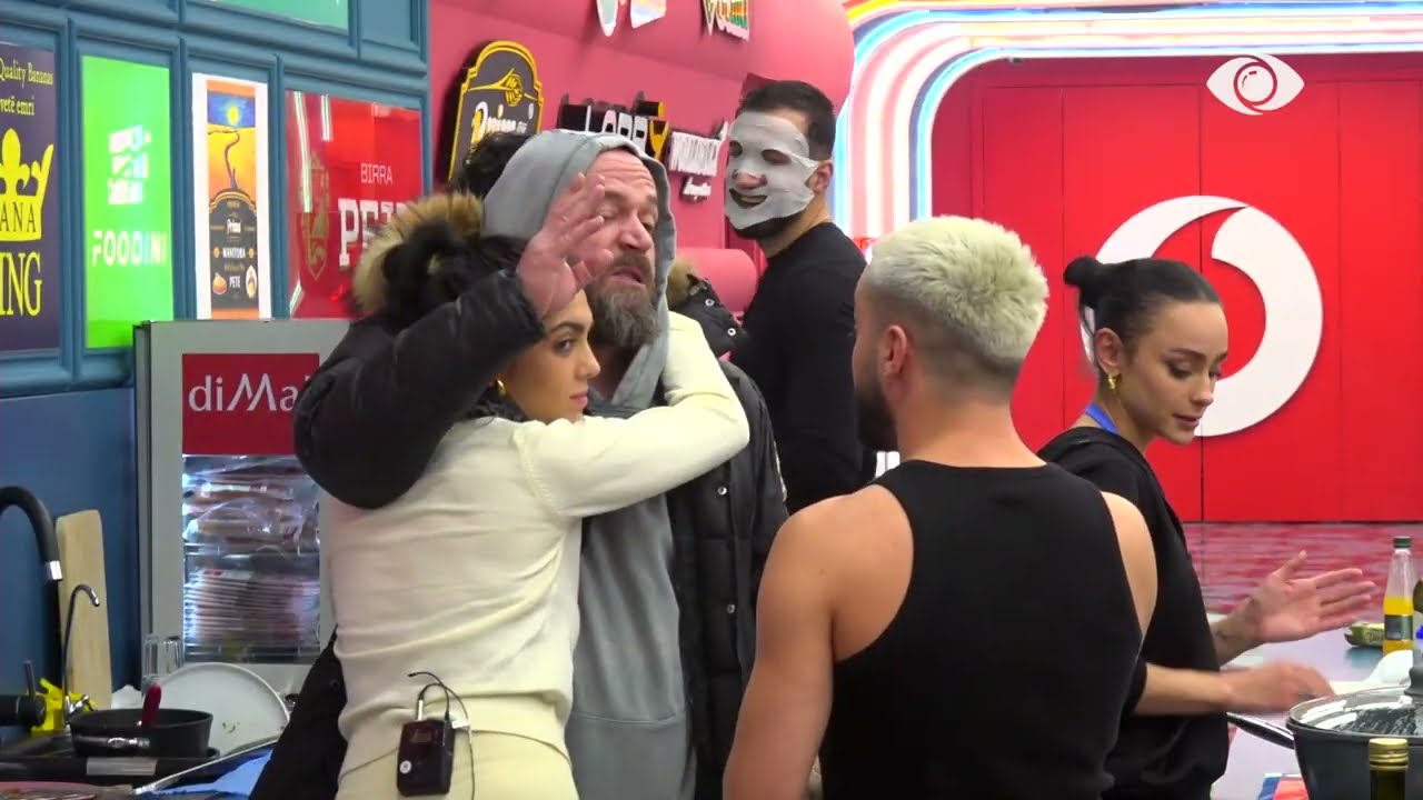 “Po iki të fle, por mos bëj gafë…”/ Gerti i afrohet, Gjesti e puth në ballë – Big Brother VIP 4