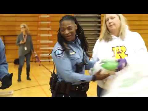 Officers help students prepare 400 meals for Minneapolis families