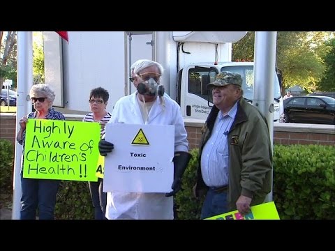 Group protests Arlington ISD school after illnesses
