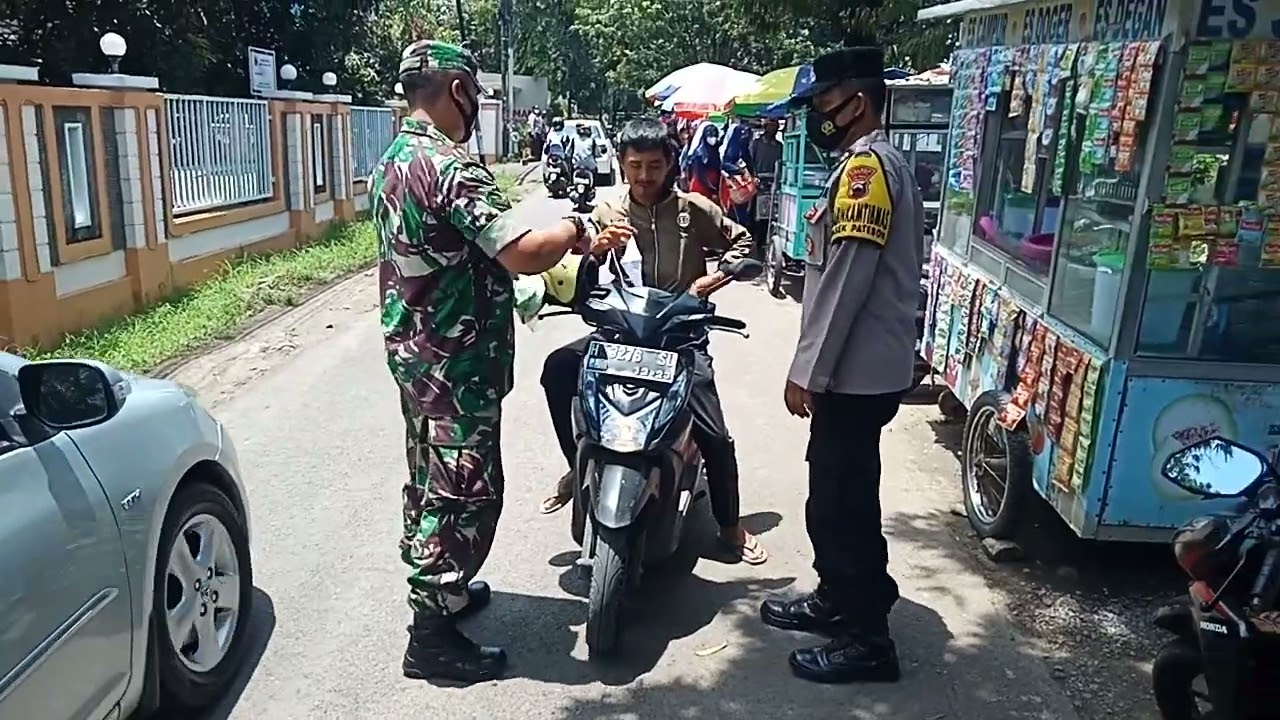 babinsa 02patebon pembagian masker kepada masyarakat.