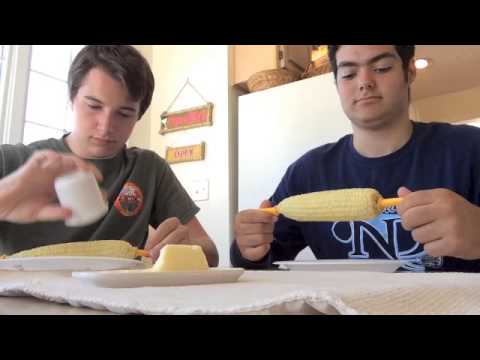3 friends make a video about maize in spanish.