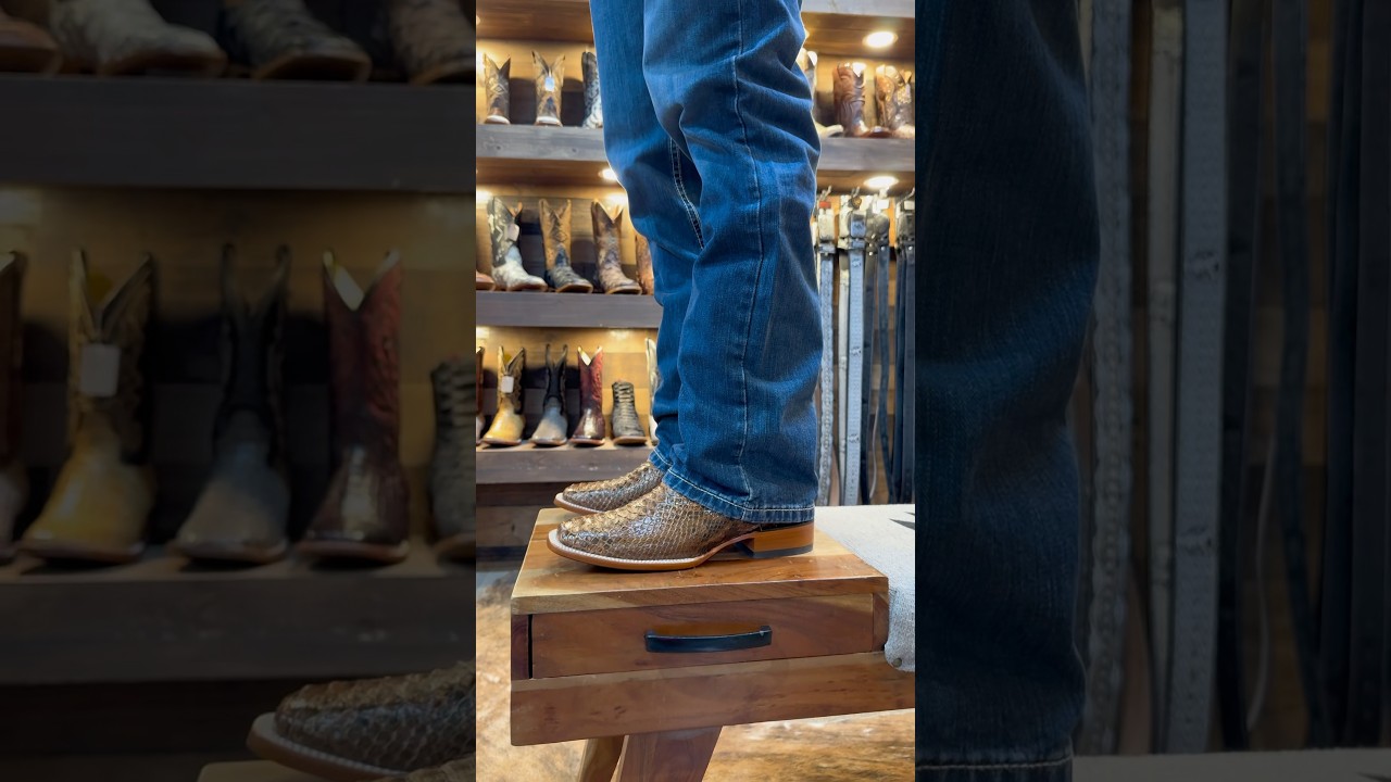 How to wear cowboy jeans 101🤠 Larazawestern.com #cowboys #westernstyle #vaquero