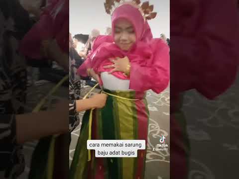 cara memakai sarung baju adat Bugis yang benar