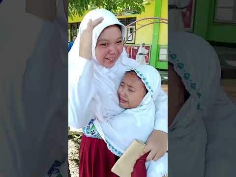 Kakak kelas berpamitan kepada adik kelas saat kelulusa