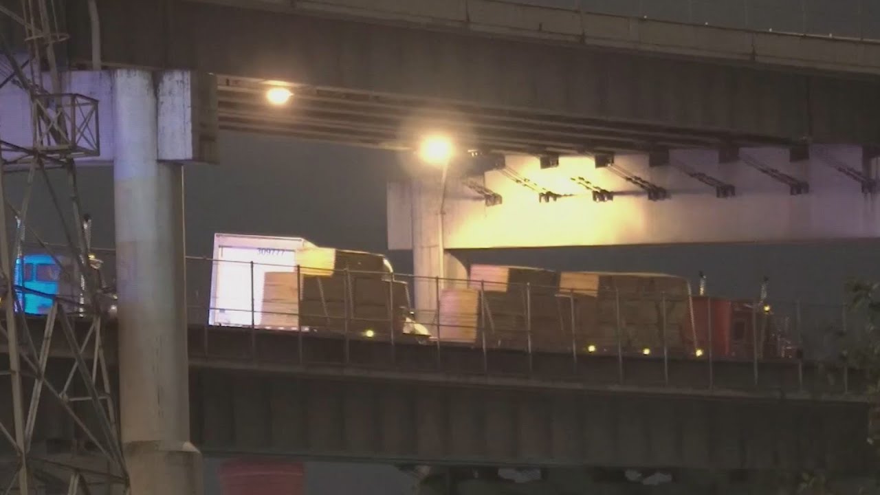 Jackknifed semi-truck blocks Marquam Bridge