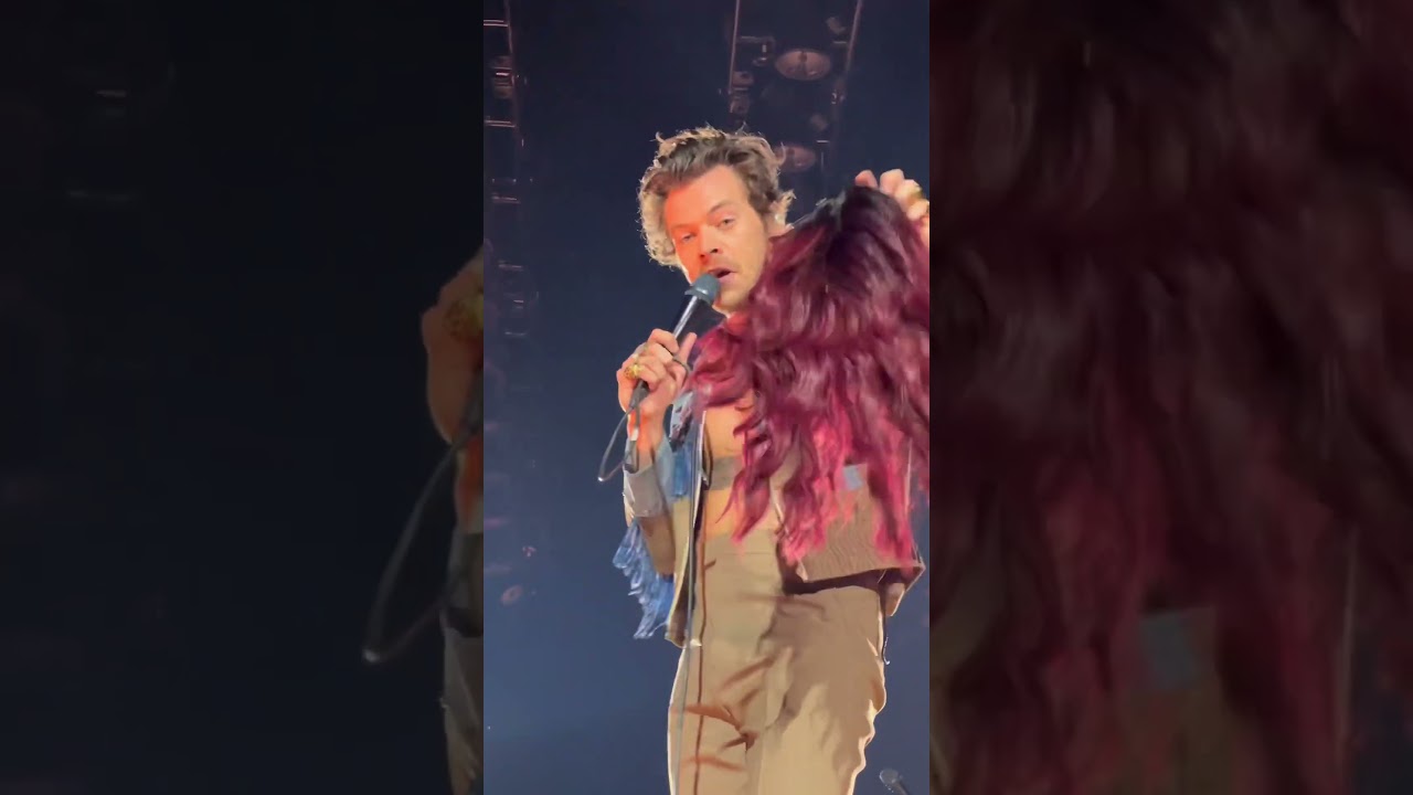 Harry Styles Reacts to a Wig Being Thrown on Stage?! We have wigs, people! 🤯🤣