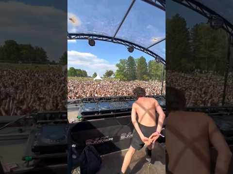 I HATE MODELS doing the famous two-step at Isle Of Summer #techno #music #shorts #rave #party #dance