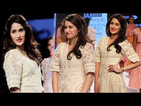 Sagarika Ghatge ADA @ Fashion Show !!
