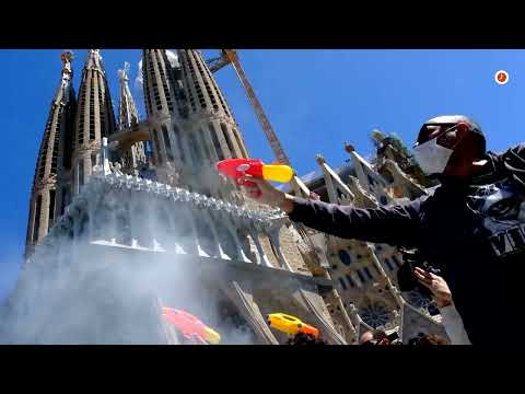 Protesters fire water pistols at tourist bus in Barcelona | REUTERS