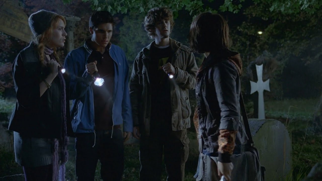 Cemetery investigation - Scooby-Doo! The Mystery Begins