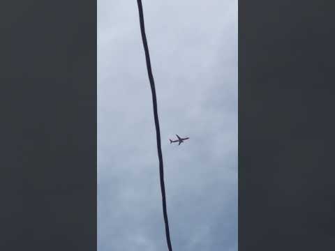 A passagem do Boeing 737-8EH Da GOL linhas aéreas (Shopping Smiles Livery) #aviação #pouso