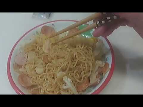 sausage and shomai with enstant noodles tasty //Raquel Luna
