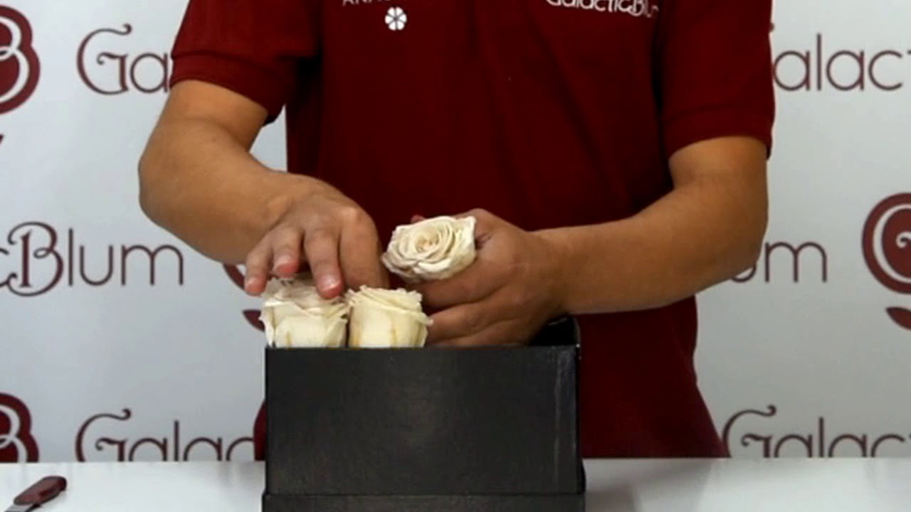 Cómo decorar cajas con flores artificiales