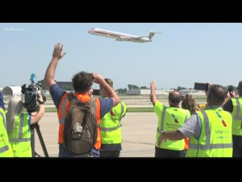 'I'm pretty much the happiest man in the world' | Pilot takes MD-80 aircraft on its final flight