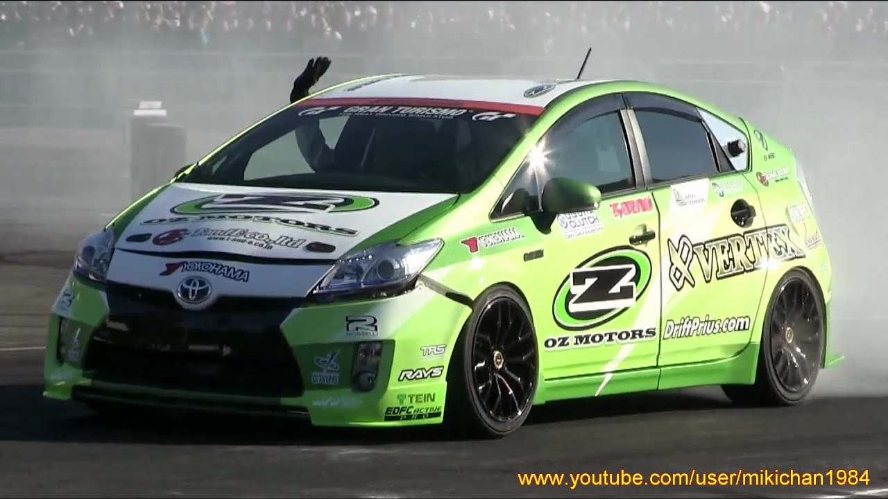 Drifting Toyota Prius Puts Up a Show at Tokyo Auto Salon 2015 ...