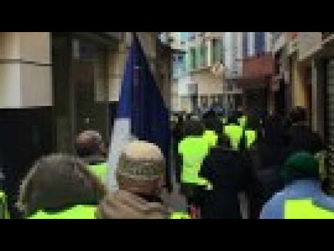 Manosque : délogés de l'entrée d'autoroute, les gilets jaunes manifestent en ville