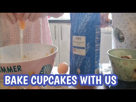 MAKE CUPCAKES WITH SIENNA